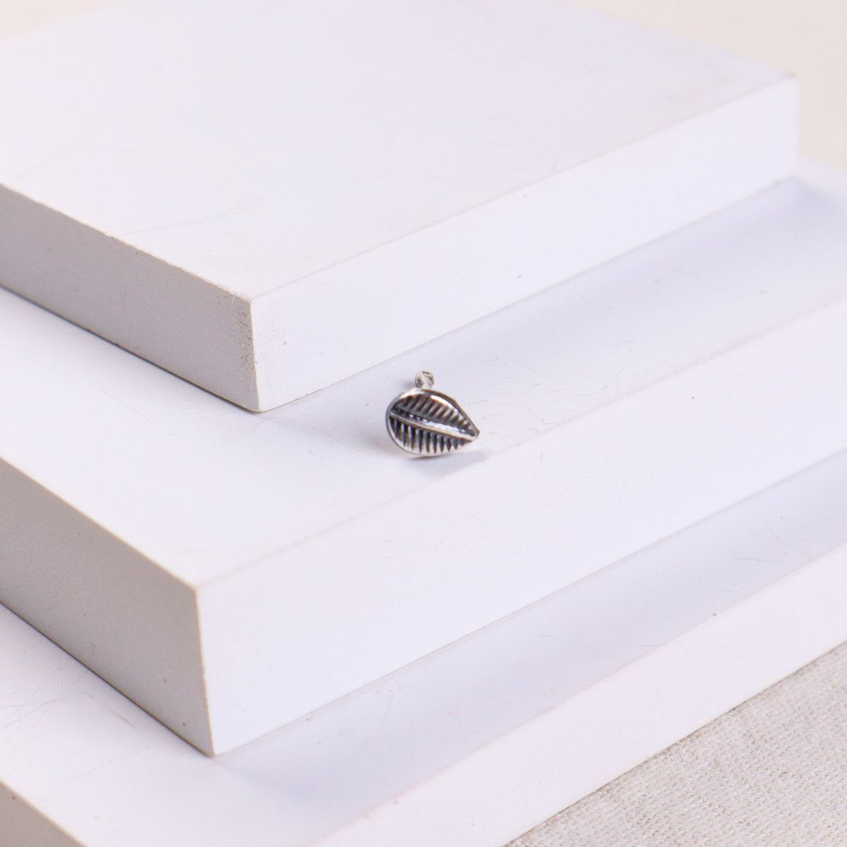 Silver Small Single Leaf Nose pin